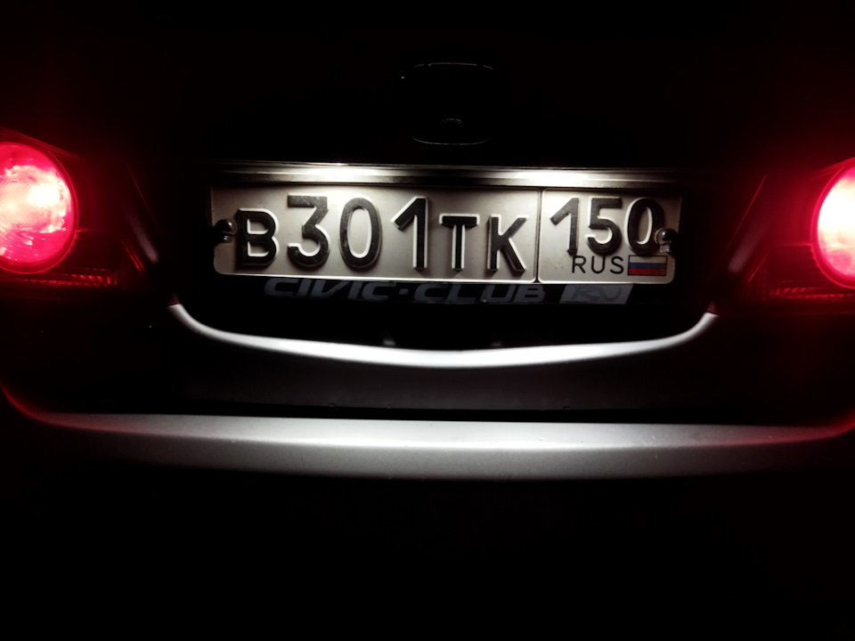Замена лампочек в подсветке номерного знака — Honda Civic 4D (8G), 1,8 ...