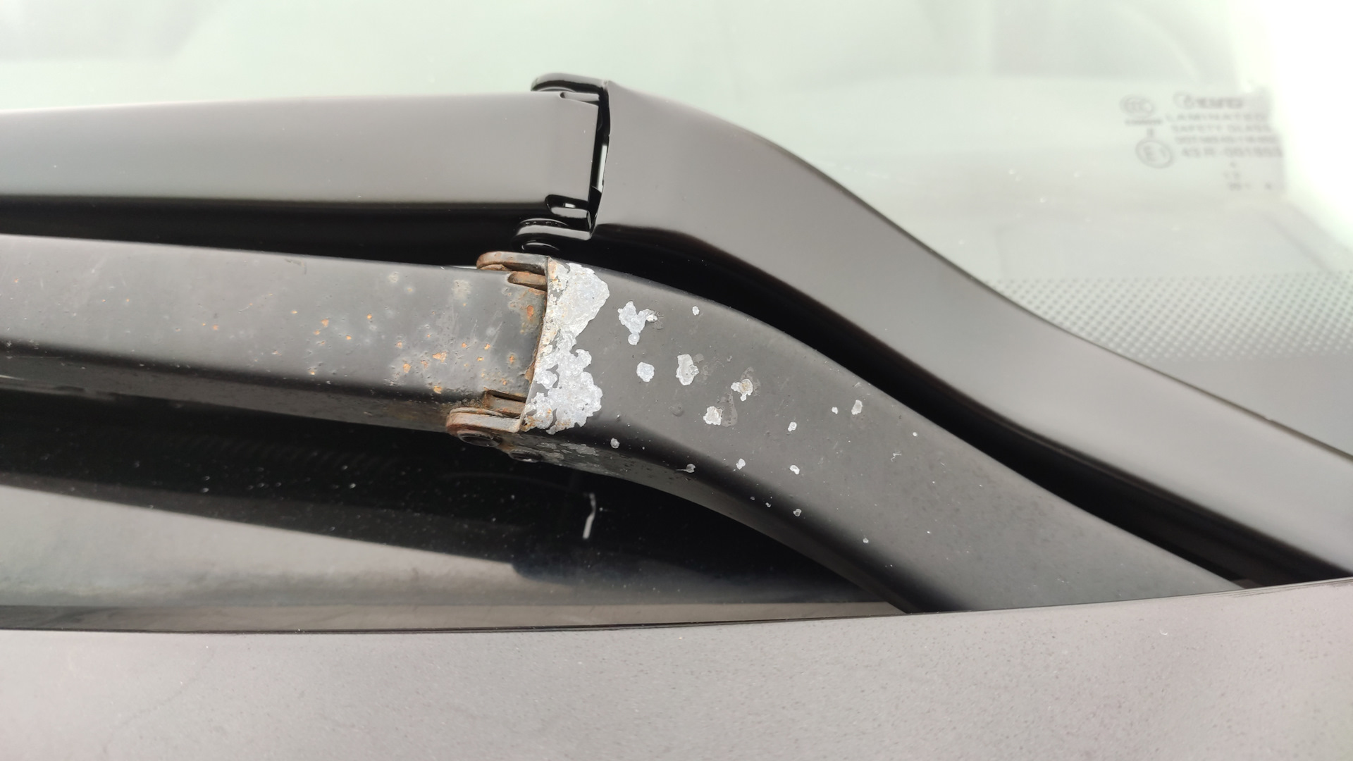 Замена лобового стекла, щёток стеклоочистителей и их поводков. — BMW X5 ...