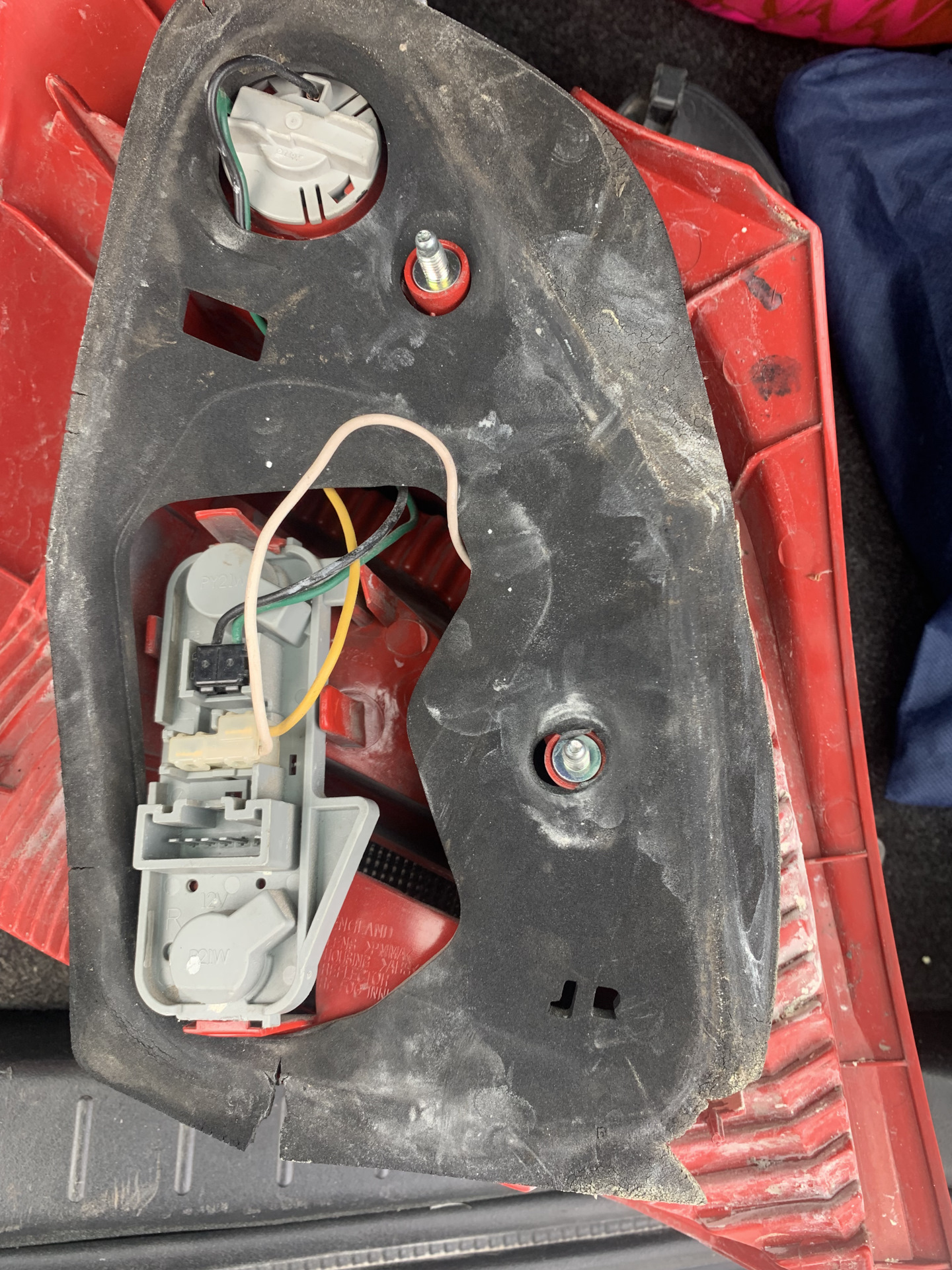 Уплотнитель задних фонарей — Toyota Yaris (p2), 1,3 л, 2006 года ...