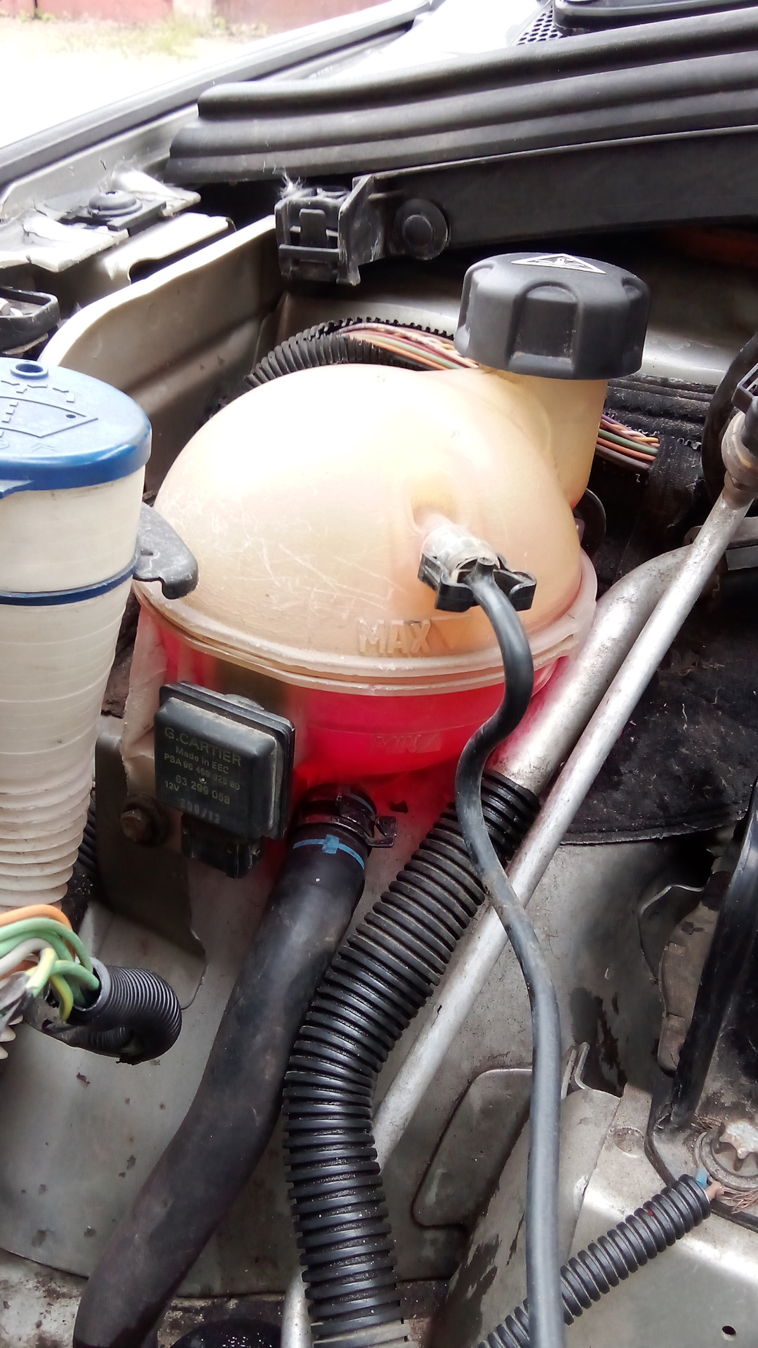 Замена расширительного бачка — Peugeot 308 (1G), 1,6 л, 2009 года ...