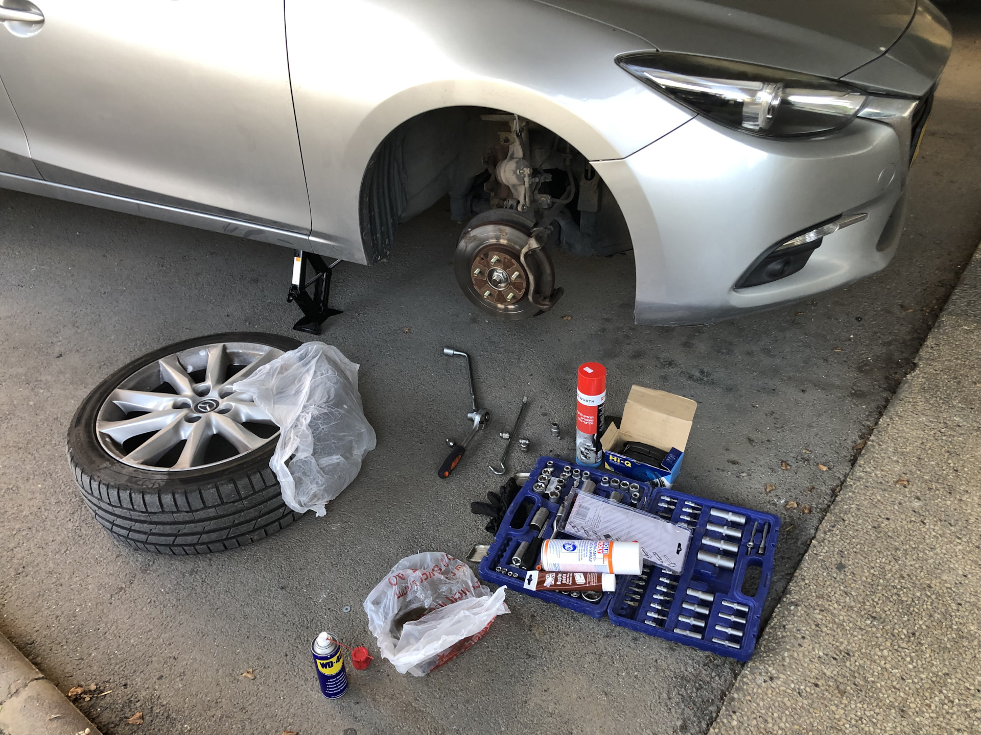 11. Замена передних колодок SP1729 — Mazda 3 (3G) BM, 1,5 л, 2017 года ...