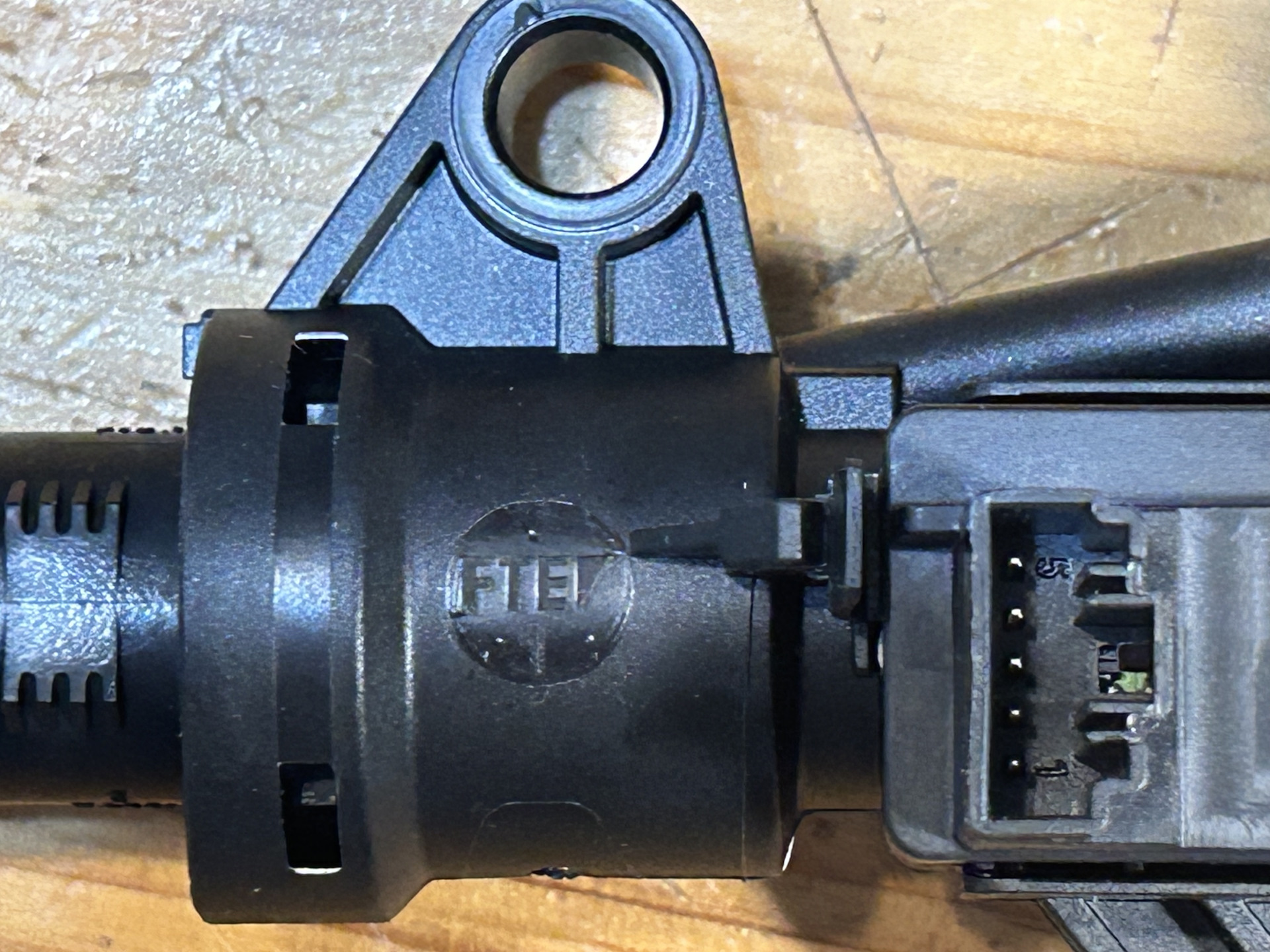 Замена главного цилиндра сцепления — Skoda Octavia A7 Mk3, 1,4 л, 2013 ...