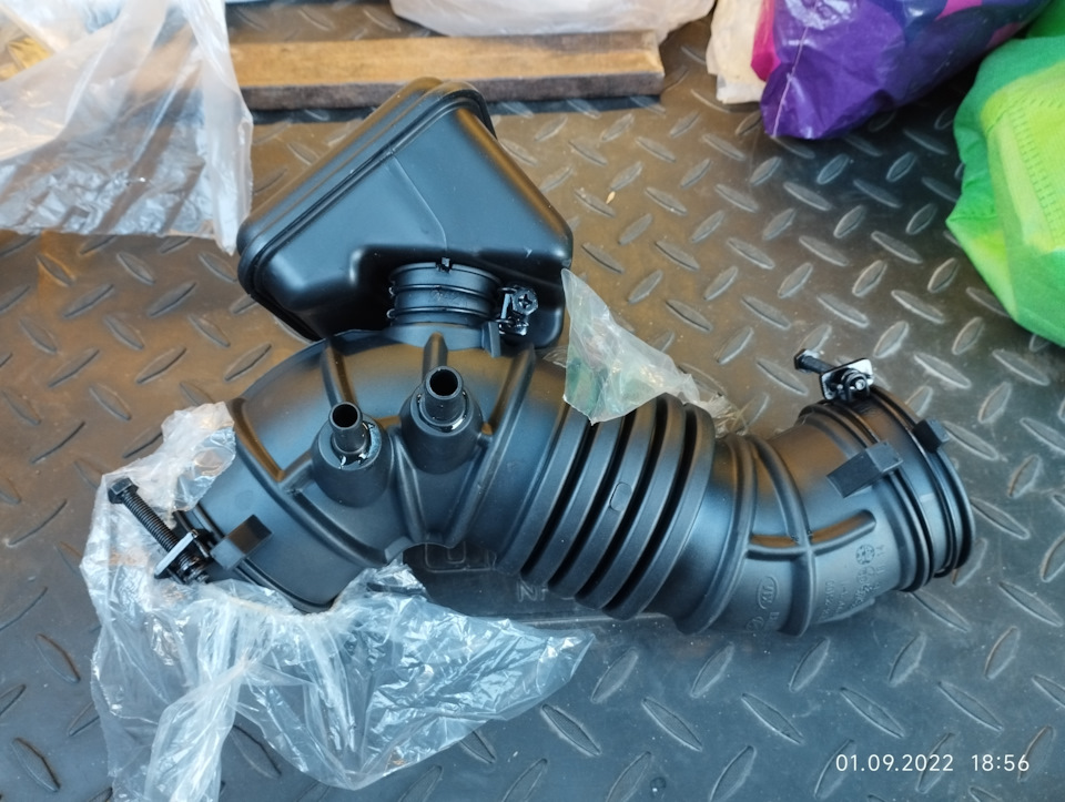 Патрубок воздушного фильтра — KIA Sportage (3G), 2 л, 2012 года | визит ...