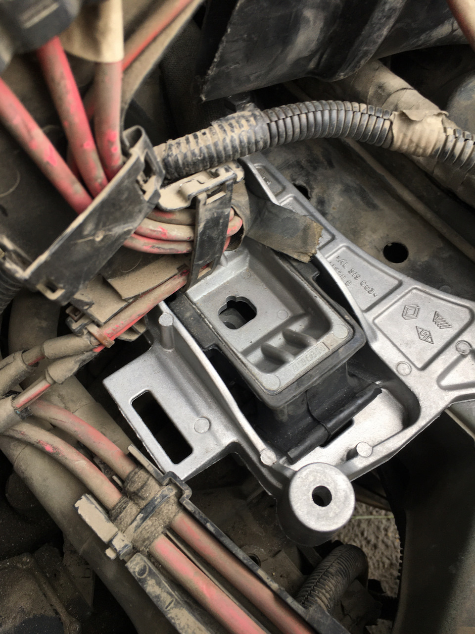 112205136R Опора л двс RENAULT | Запчасти на DRIVE2