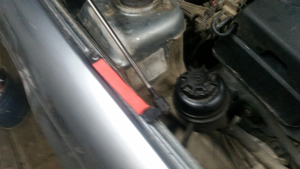 Газовые упоры капота — Lada Приора хэтчбек, 1,6 л, 2012 года ...