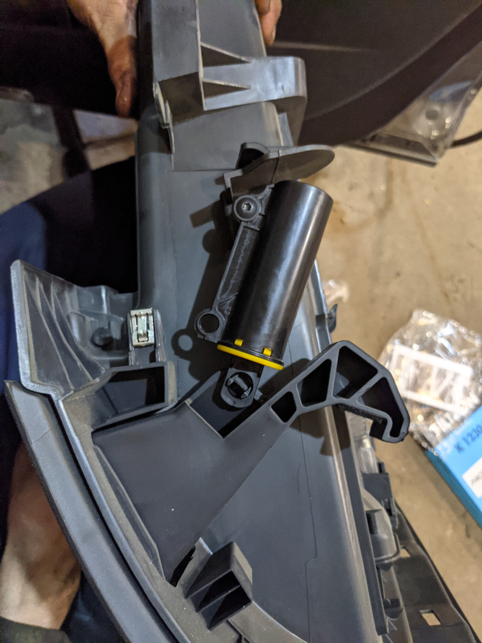 7703016594 Винт креп кроншт полки обивки RENAULT | Запчасти на DRIVE2