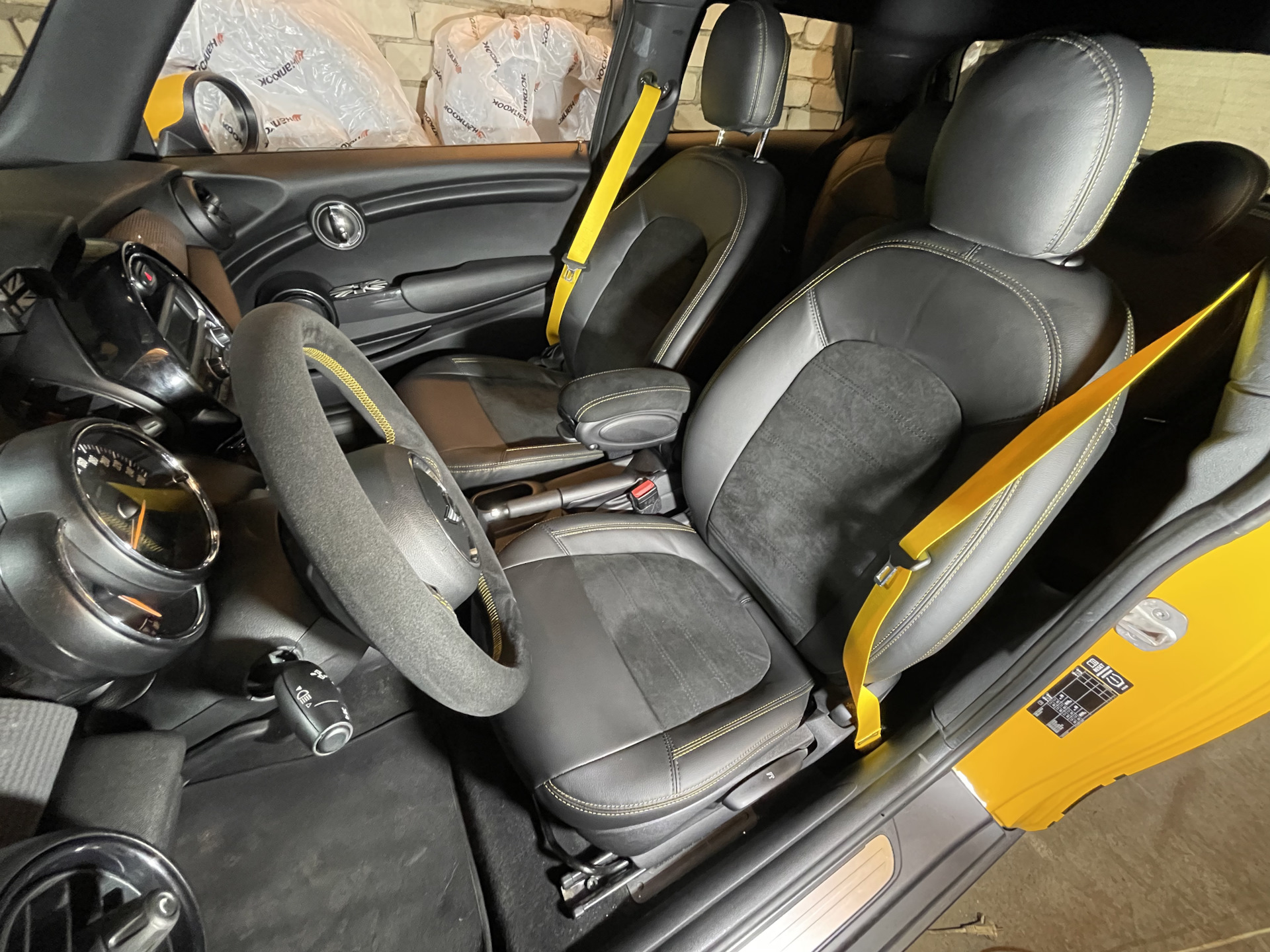 Желтые ремни безопасности — MINI Cooper Mk III, 1,5 л, 2015 года ...