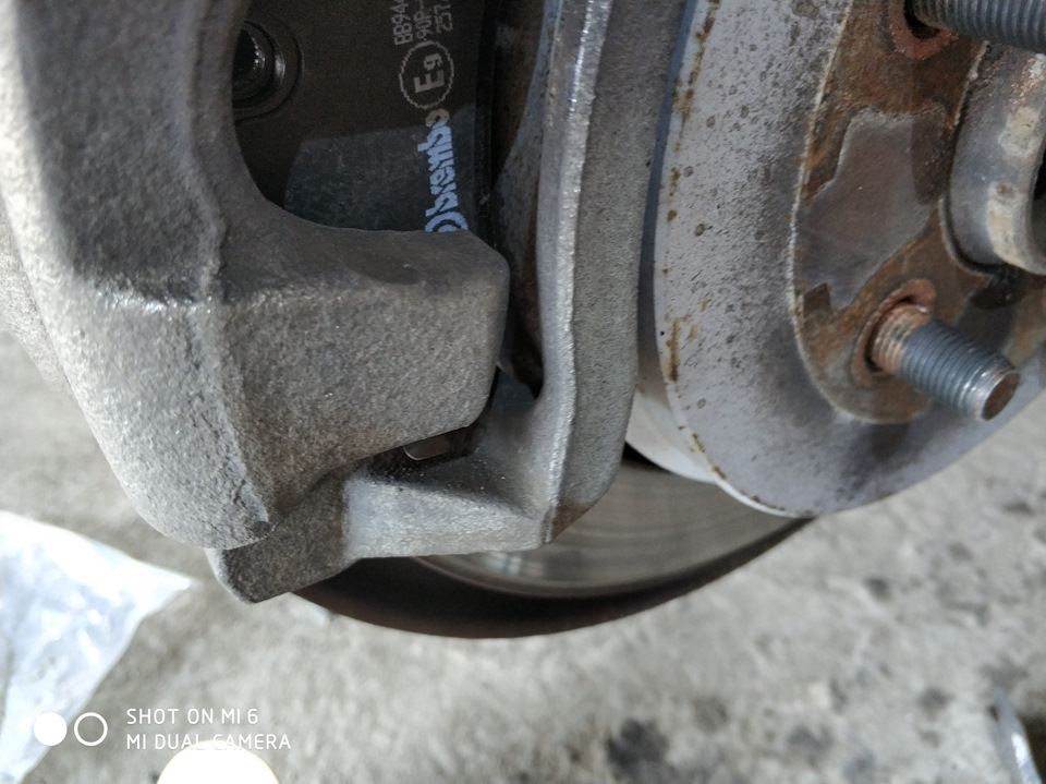 Замена тормозных колодок в гараже — Land Rover Discovery IV, 3 л, 2014 ...