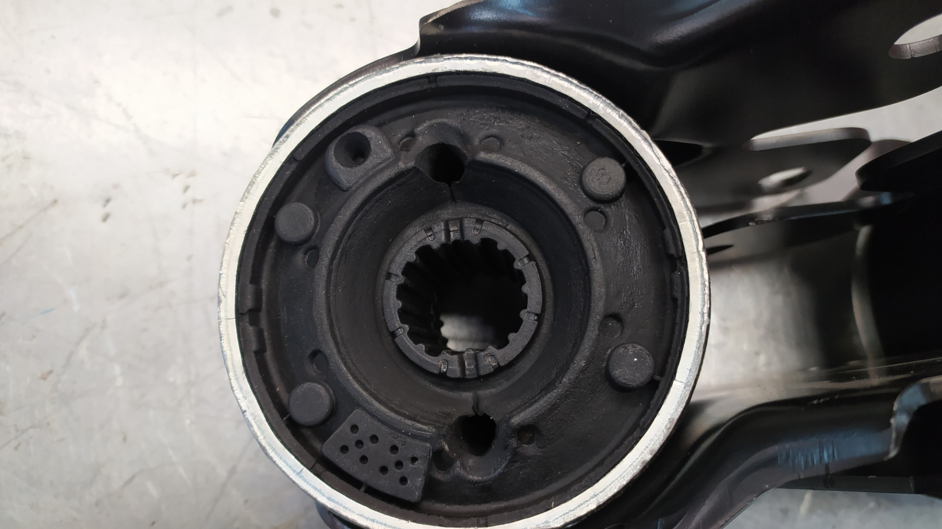 Задние сайлентблоки передних рычагов. — Land Rover Freelander 2 (L359 ...