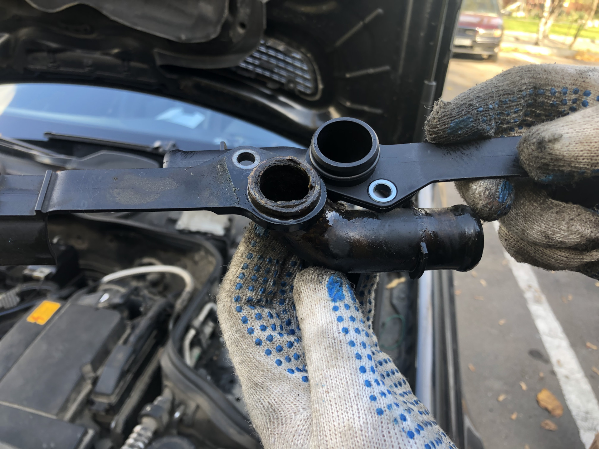 Потеет/затягивает лобовое стекло в салоне w211, меняем патрубок ...