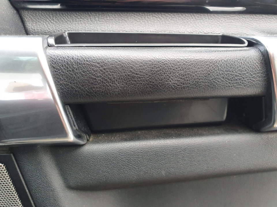 Пластиковые кармашки в ручки дверей — Land Rover Discovery IV, 4,3 л ...