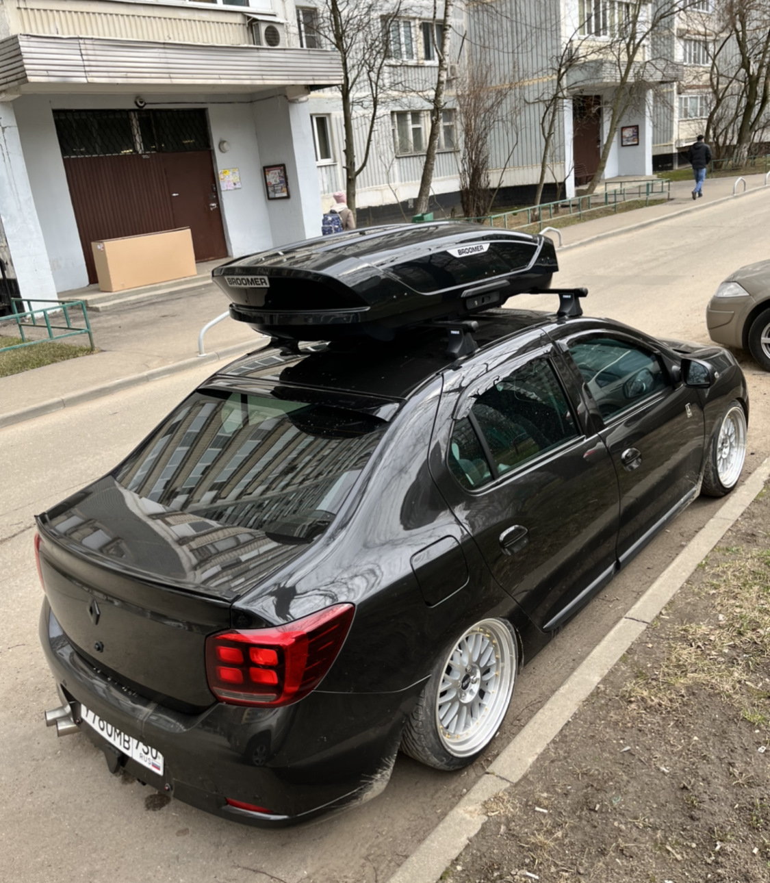 Бокс на крышу Broomer Venture L (430л) Черный Глянец — Renault Logan ...