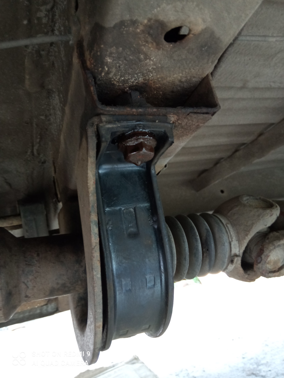 Замена крестовины и подвесного подшипника карданного вала — Mercedes ...