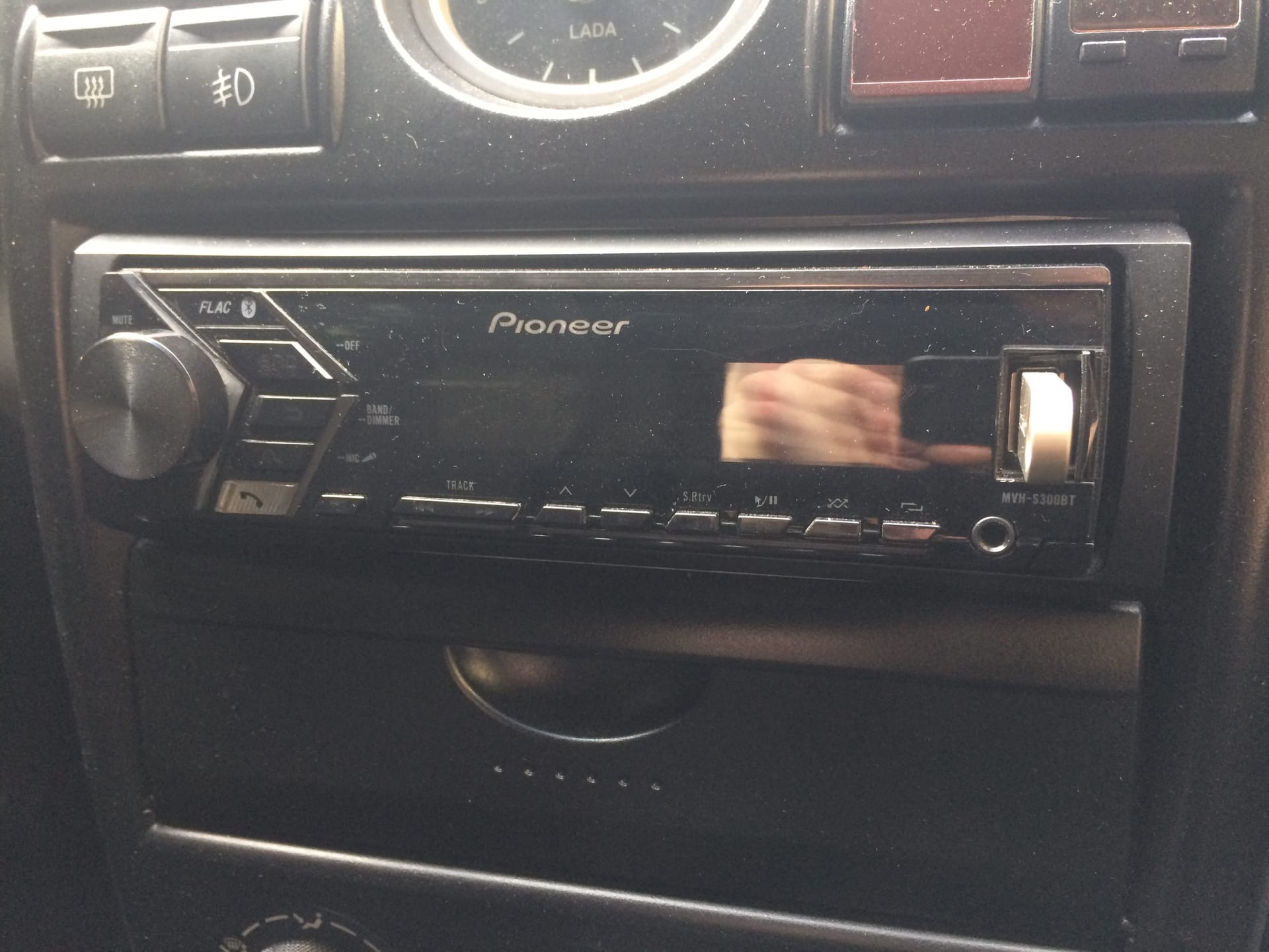 81)Магнитола Pioneer MVH-190UI. — Lada Приора хэтчбек, 1,6 л, 2008 года ...
