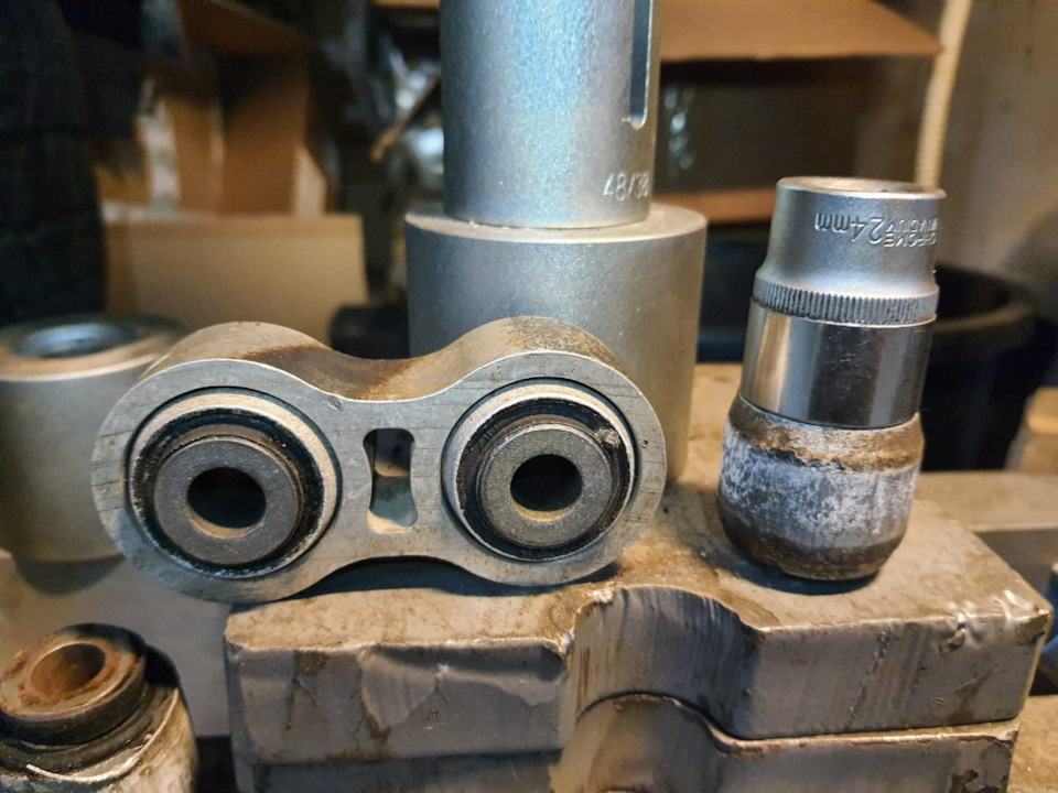 Снятие заднего подрамника и замена всех сайлентблоков задней подвески ...