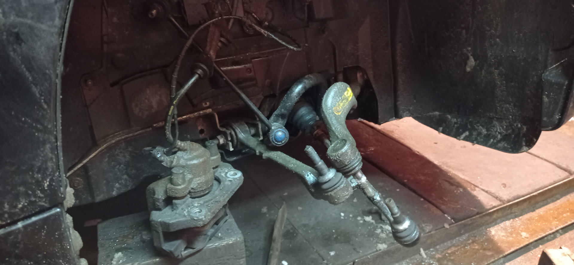 Замена опорных подшипников передних стоек — BMW 1 series (E81/E87), 2 л ...