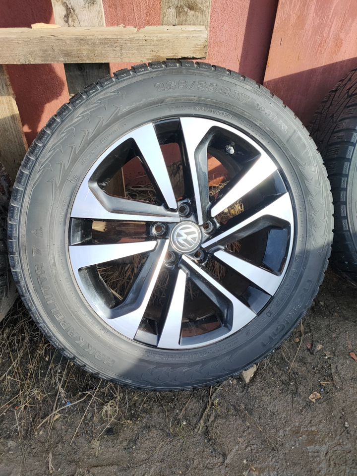 Шины зимние шипованные Nokian 235/55 R17, литые диски Фольксваген 7Jx17 ...