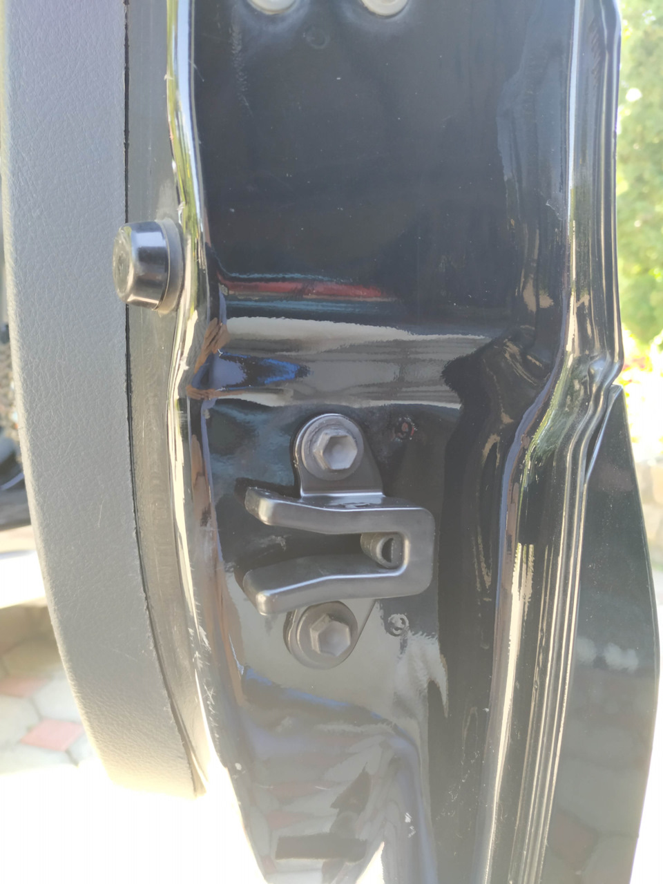 Надоело подкладывать всякую дичь в стопор задней двери. Замена — Toyota ...