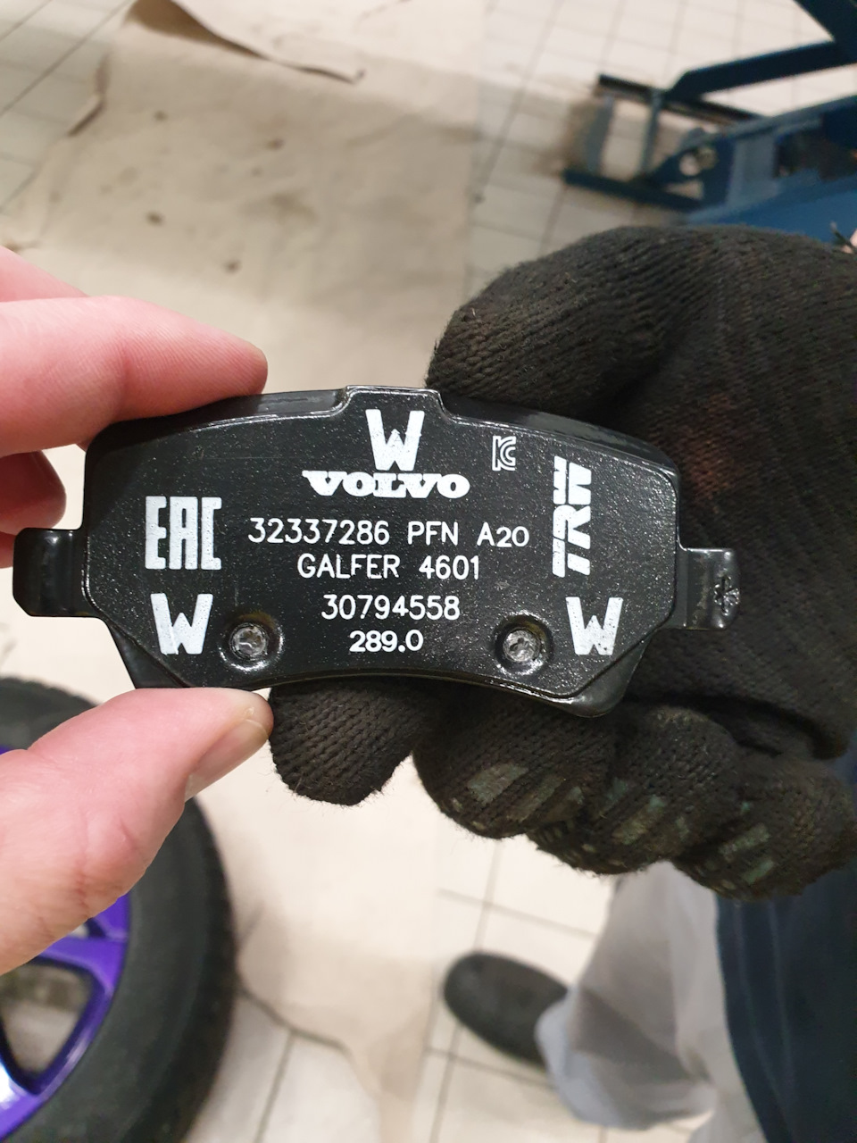 Замена задних тормозных колодок — Volvo XC70 III, 2,4 л, 2014 года ...