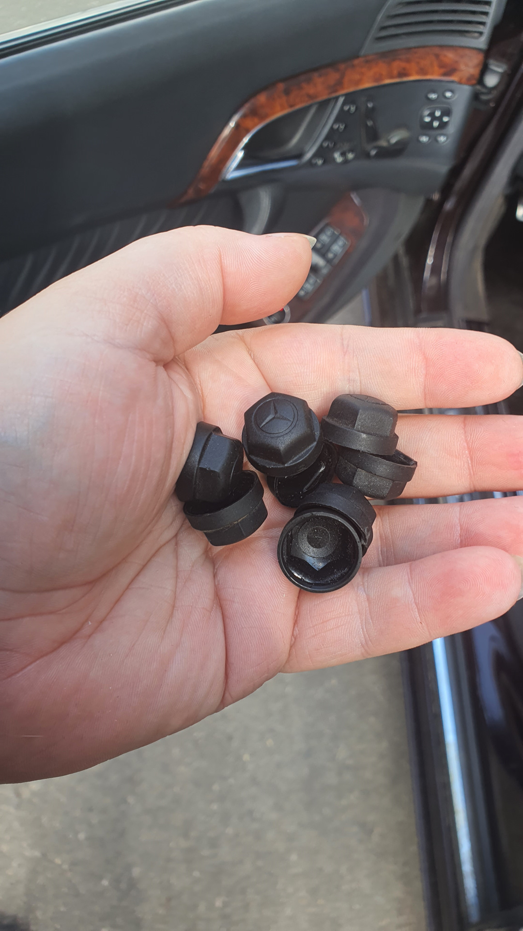 Последний штрих на двери, колпачки на гайки. — Mercedes-Benz S-Class ...