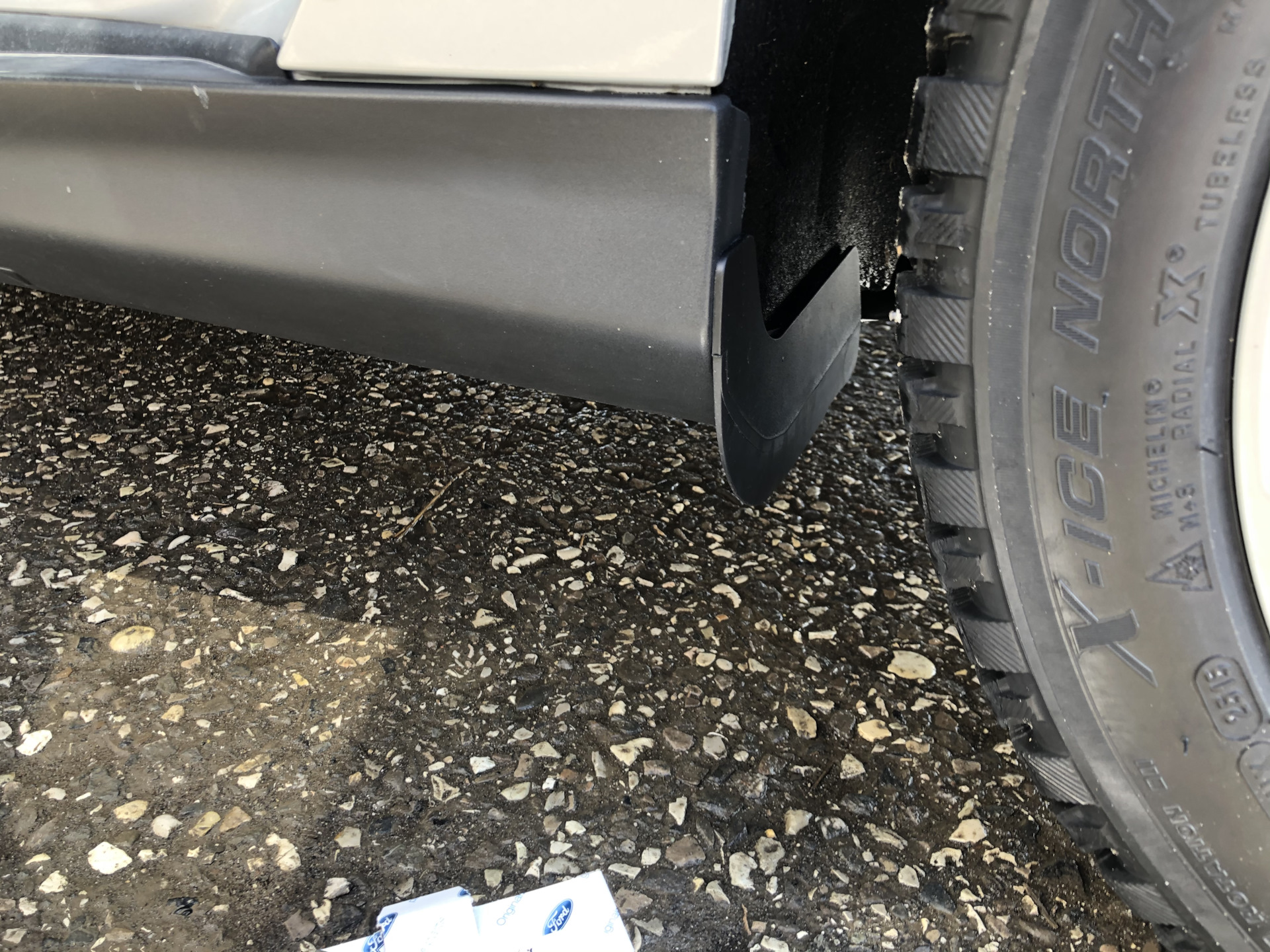 Задние пластиковые локера и дефлекторы задних колёсных арок. — Ford ...