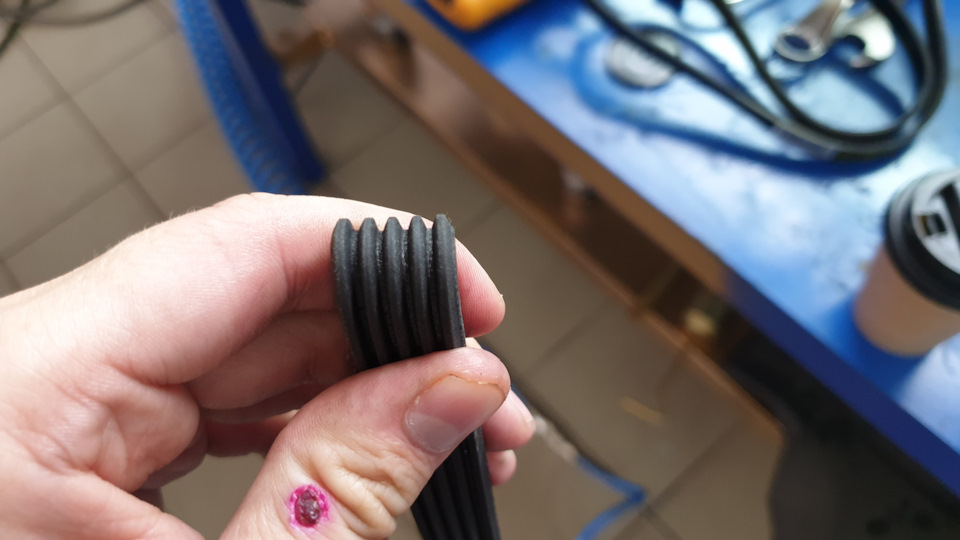 Замена приводного ремня и обслуживание генератора — Volvo XC60 (1G), 2 ...