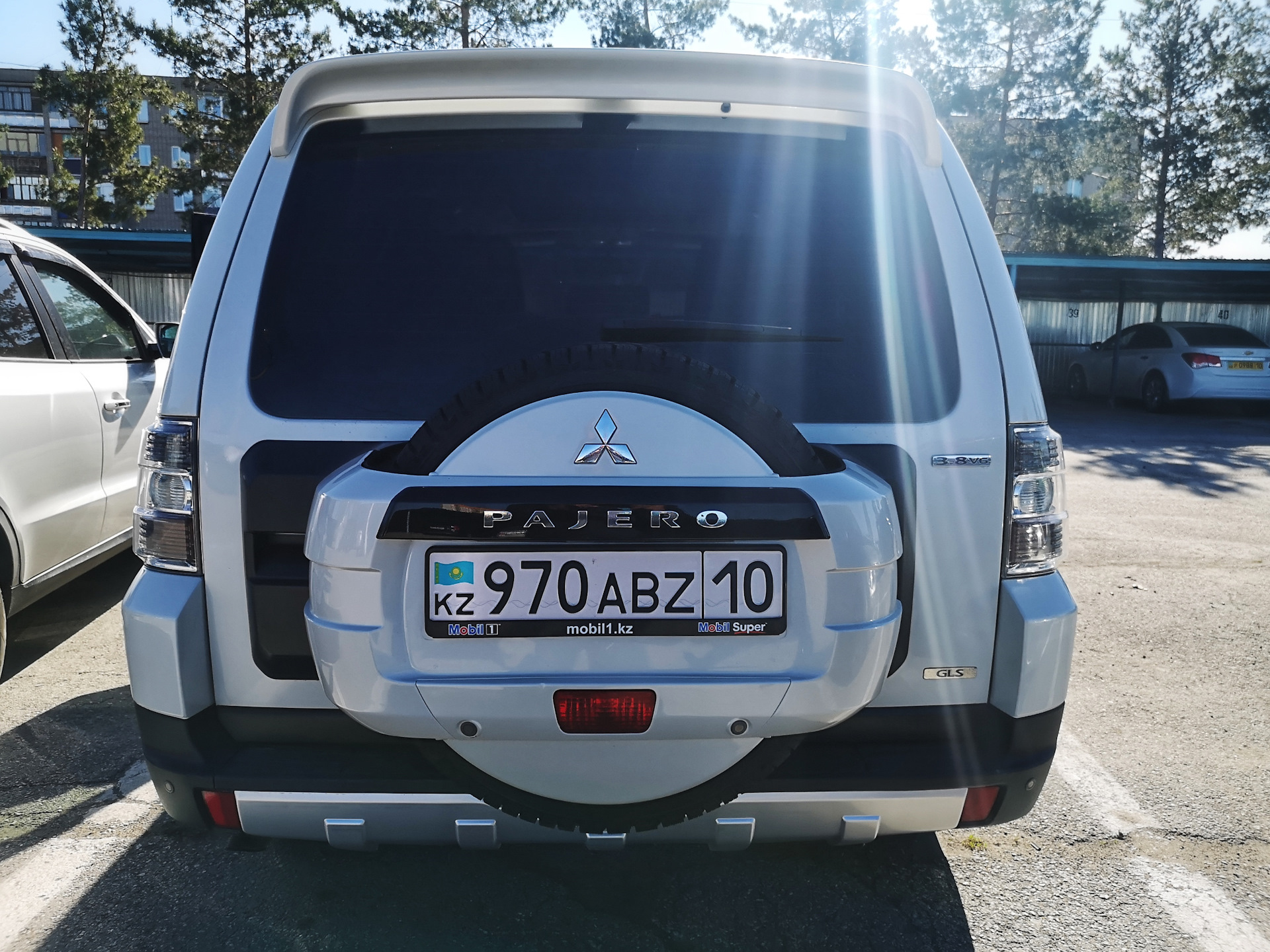 Замена накладки задней двери — Mitsubishi Pajero (4G), 3,8 л, 2007 года ...