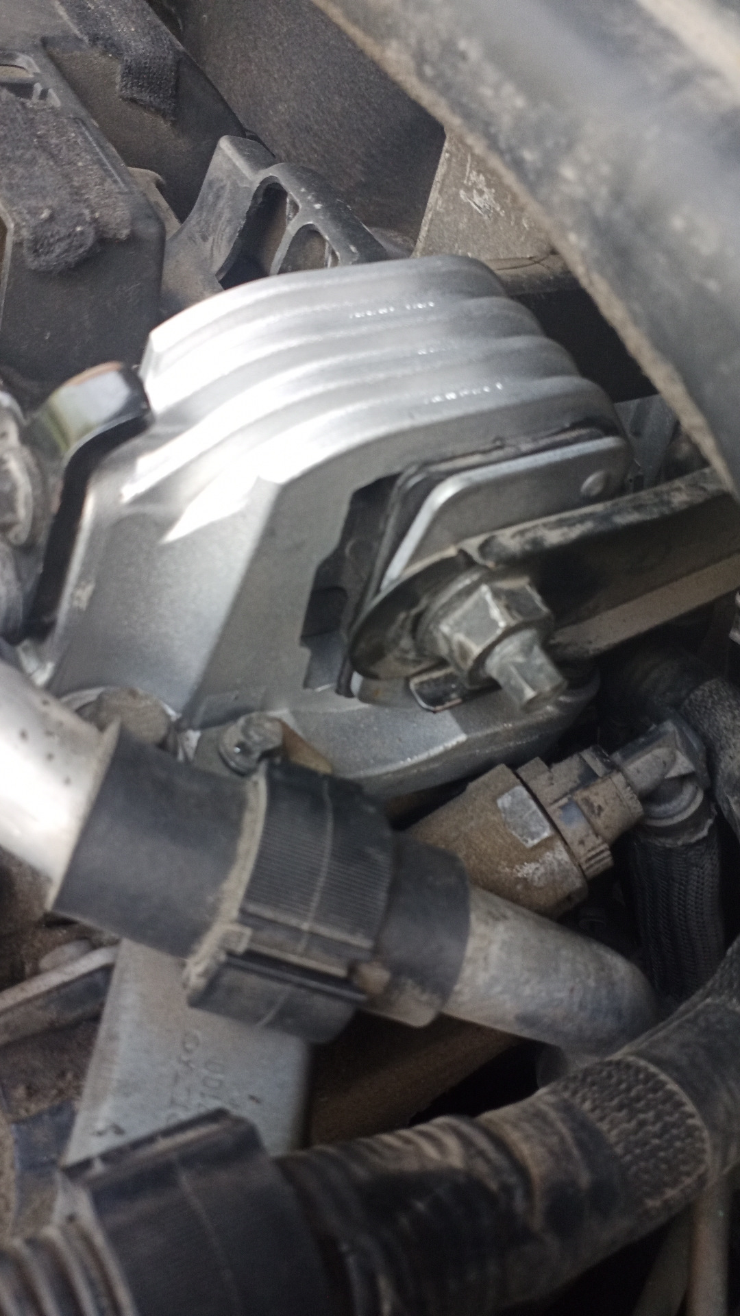 Замена верхней опоры двигателя. — Volvo XC90 (1G), 2,4 л, 2008 года ...