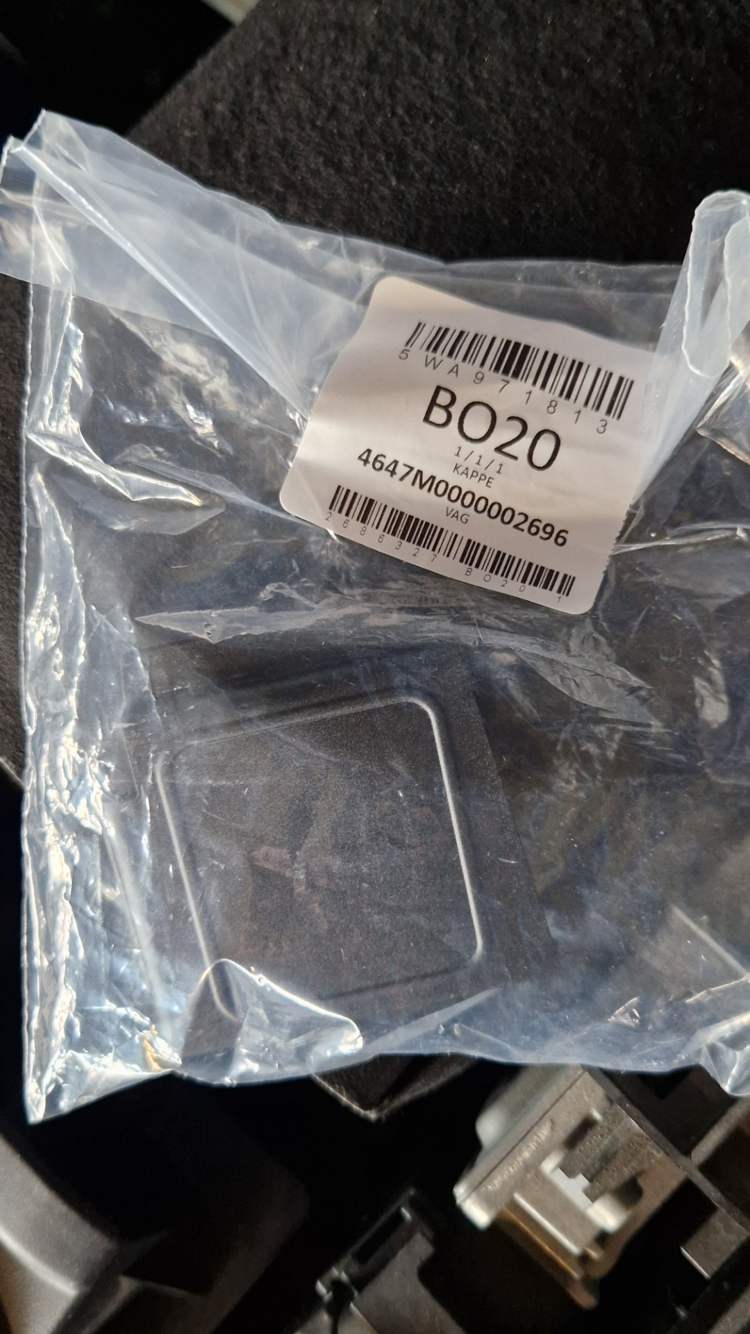 Заглушка плюсовой клемы — Audi A3 Sedan (8V), 1,8 л, 2015 года ...