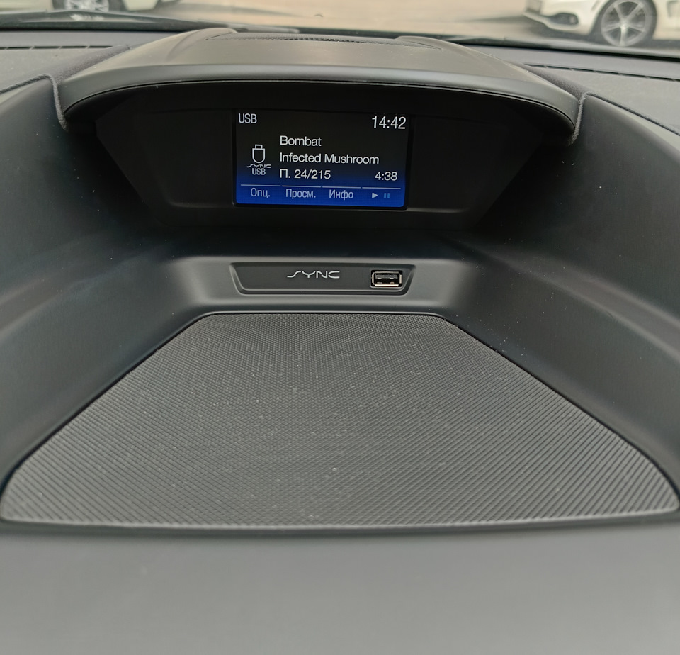 Теперь Sync 1 по феншую. Внедрил USB под дисплеем. — Ford Kuga (2G), 2 ...