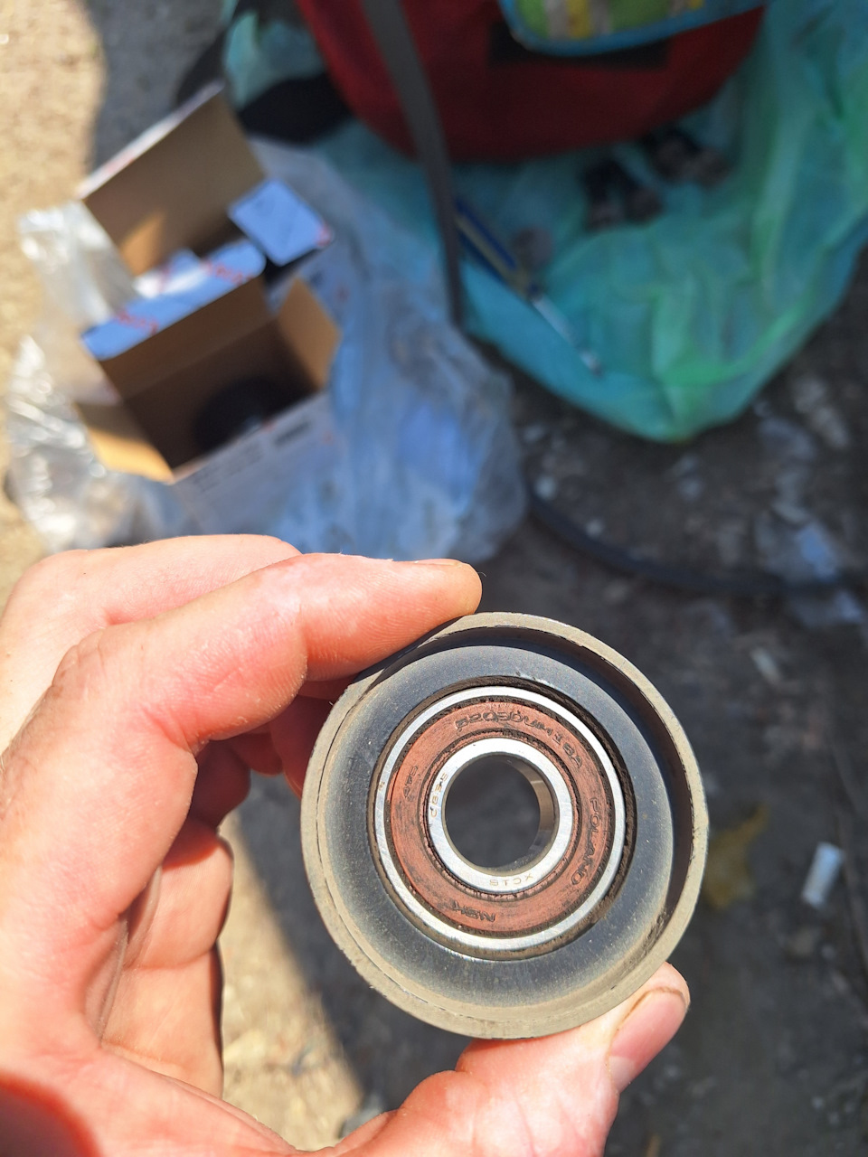 Замена поликлинового ремня — Renault Logan (1G), 1,6 л, 2010 года ...