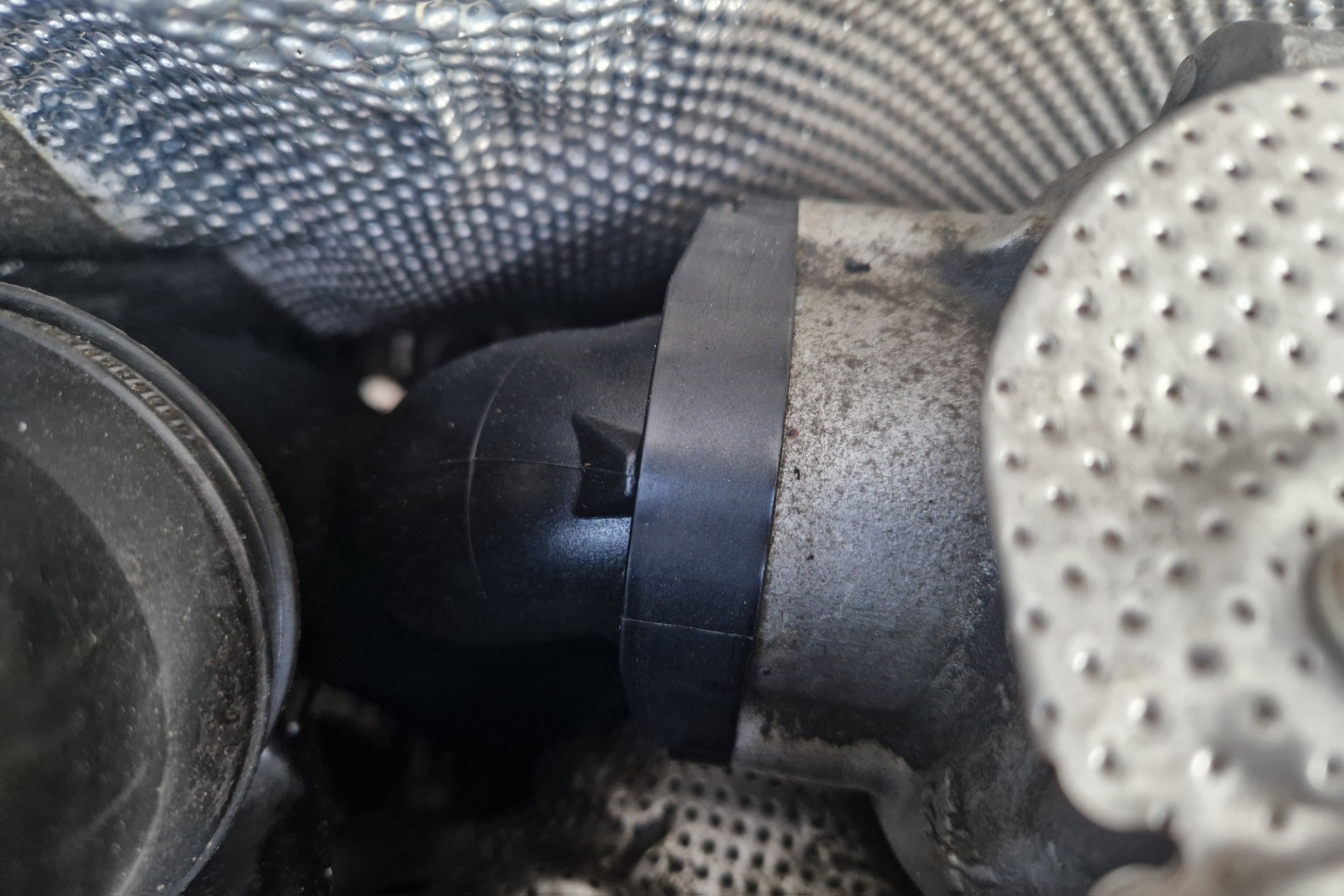 Замена патрубка малой турбины — Volvo XC70 III, 2,4 л, 2011 года ...