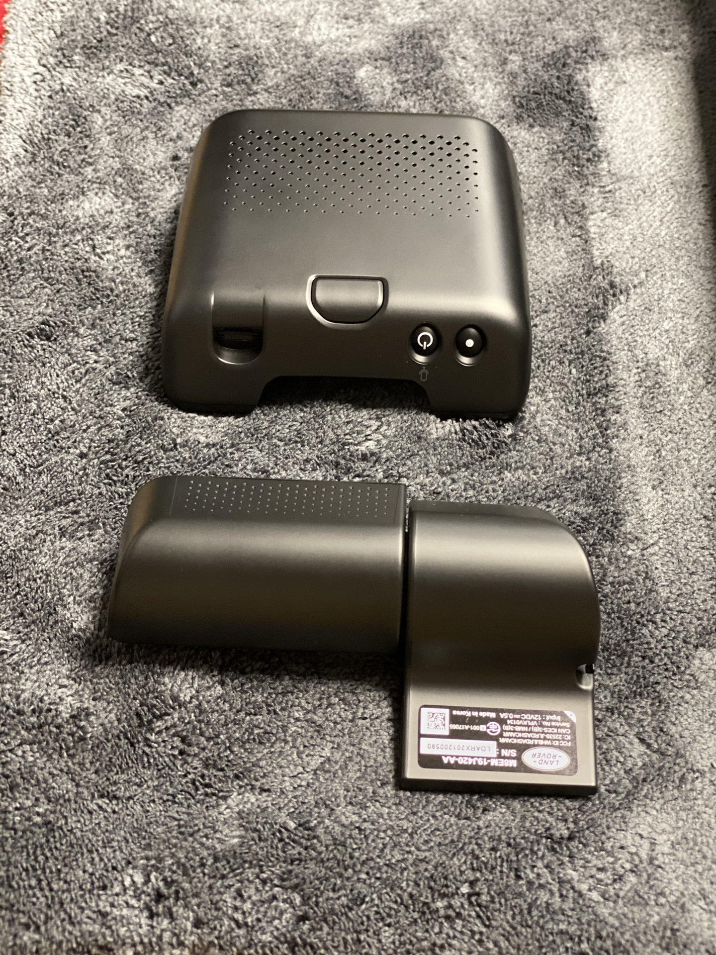 Видеорегистратор Land Rover оснащен передней и задней видеокамерами ...