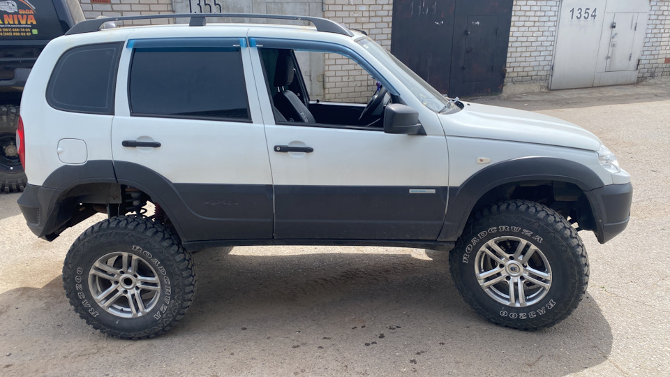 Нива бегает, а мы в это время поднимаем другие нивы ! — Lada 4x4 5D, 1 ...