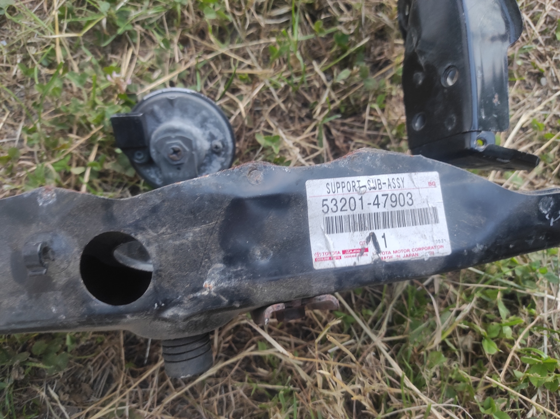 Кронштейн радіаторів або телевізор — Toyota Prius Plug-in Hybrid (1G ...