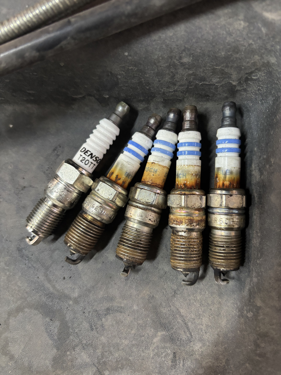 Замена обводного ролика, масло и свечей зажигания — Ford Mondeo IV, 2 л ...