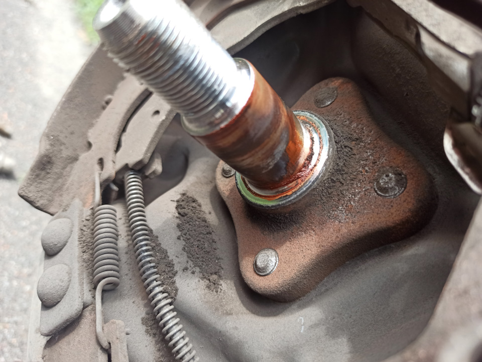 Задние тормоза — Renault Logan (1G), 1,4 л, 2008 года | своими руками ...