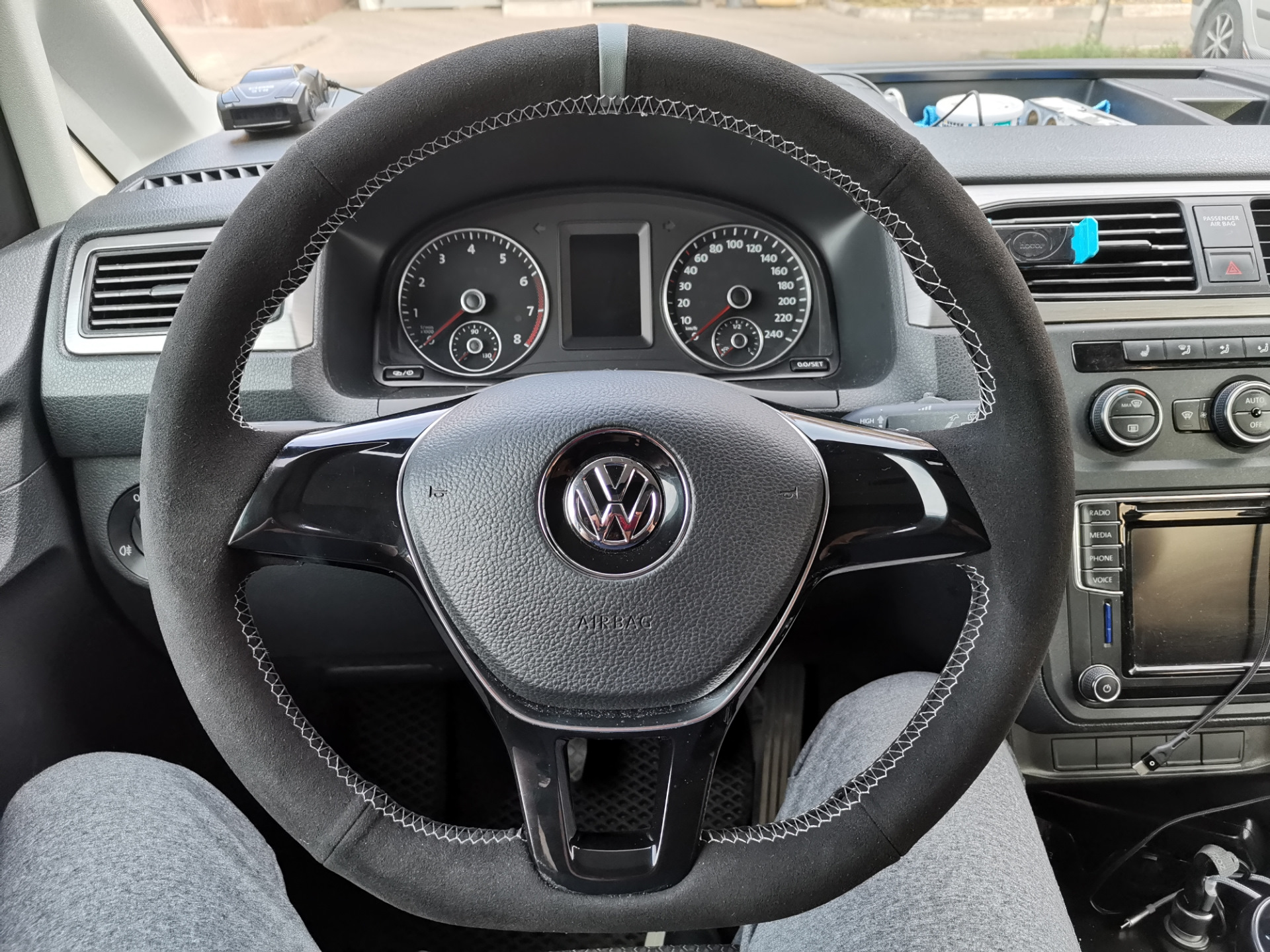 Алькантара на руль — Volkswagen Caddy (4G), 1,6 л, 2017 года | стайлинг ...