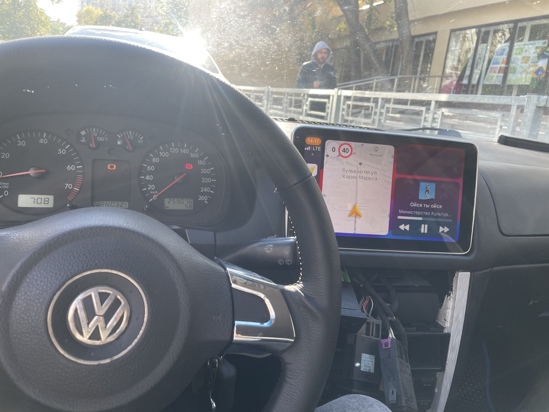Установка магнитолы с экраном — Volkswagen Golf Mk4, 1,6 л, 1999 года ...