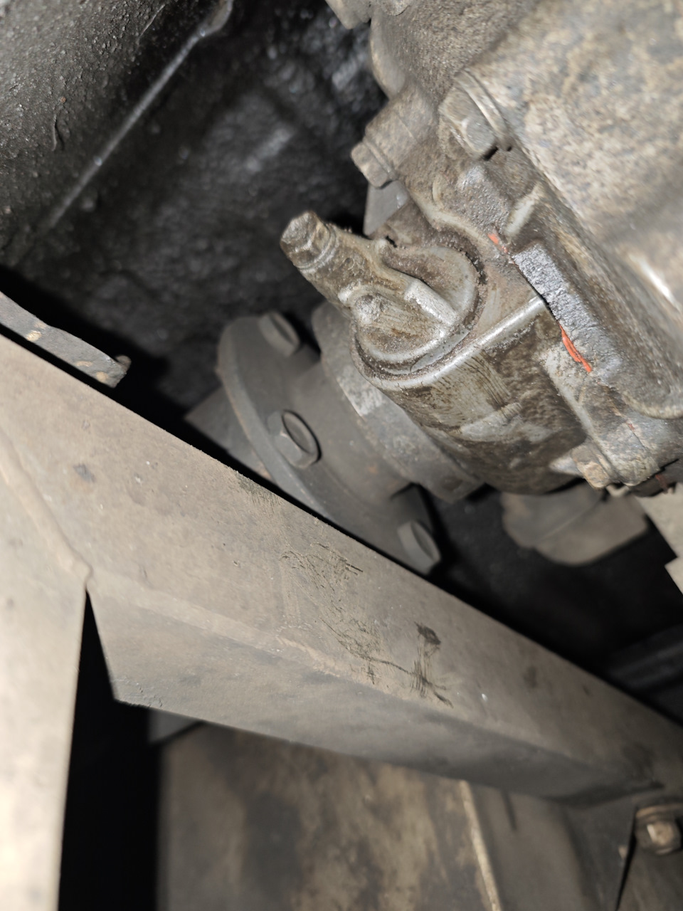 294. Замена прокладки заглушки привода спидометра в РК (Toyota 96711 ...