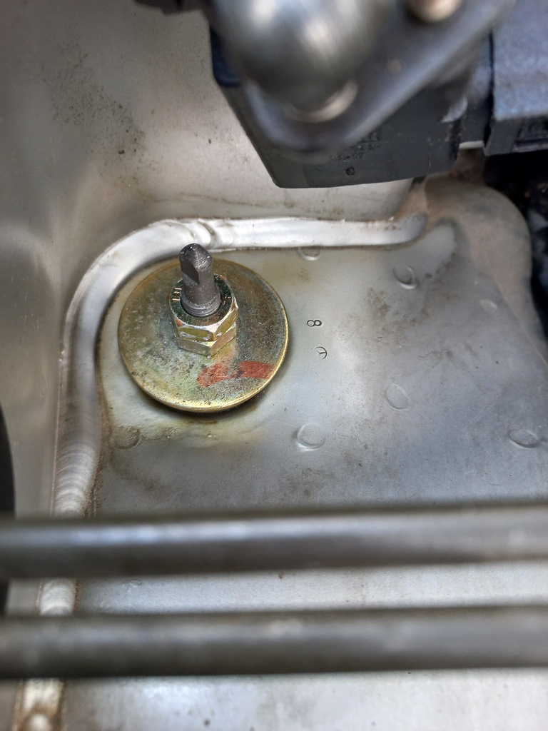 Отбойник амортизатора. Замена — Mercedes-Benz C-Class (W202), 2,4 л ...