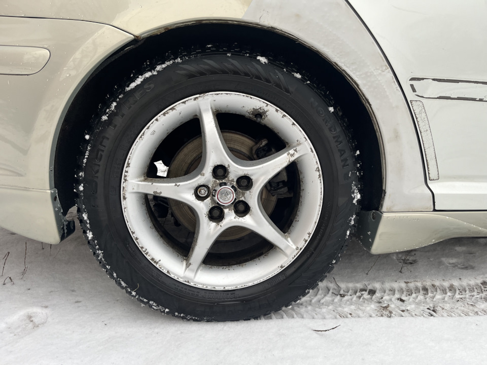 Шины зимние шипованные Nokian 205/60 R16, литые диски Toyota 6,5Jx16 ...