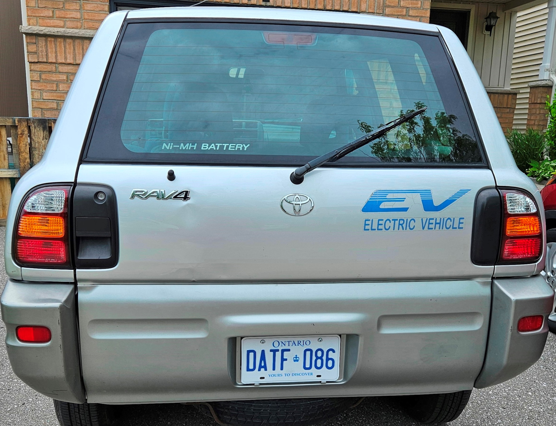 Удалил левые наклейки — Toyota RAV4 EV (1G), 2002 года | фотография ...