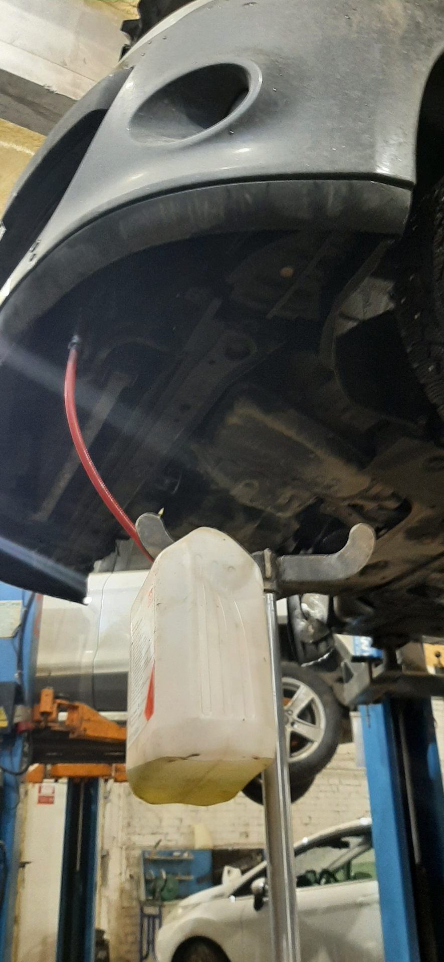 Замена помпы и натяжного ролика, ремня доп. оборудования и левого ...