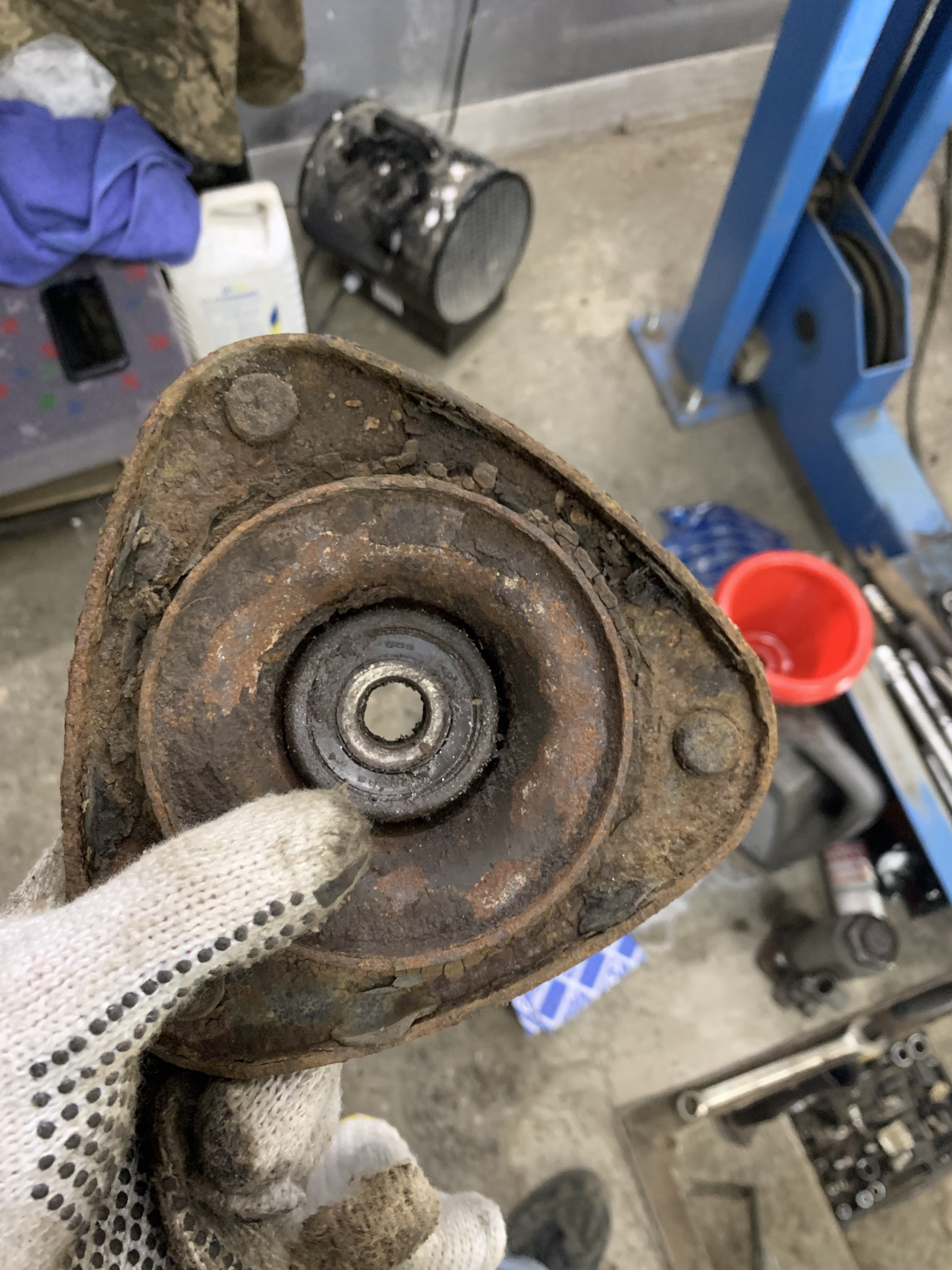 Замена опор передних амортизаторов — Subaru Legacy (BE/BH/BT), 2,5 л ...