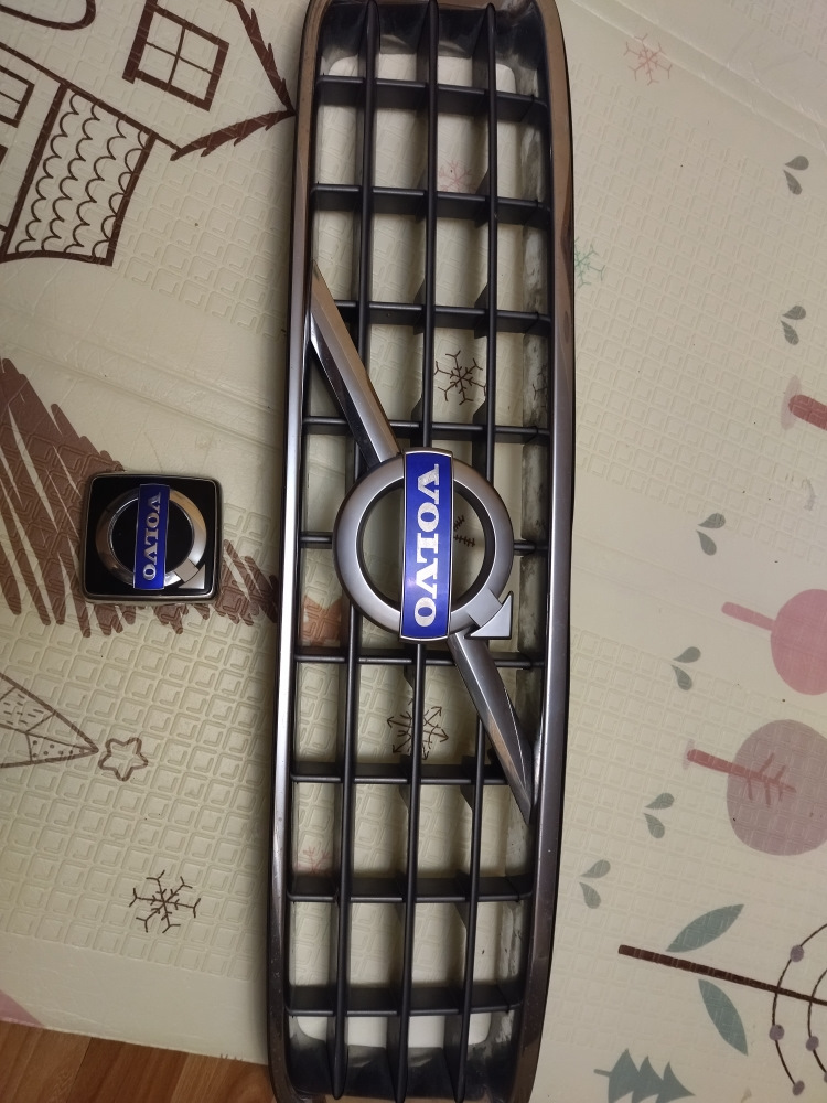 Замена эмблемы решетки радиатора на рестайл — Volvo XC90 (1G), 2,4 л ...