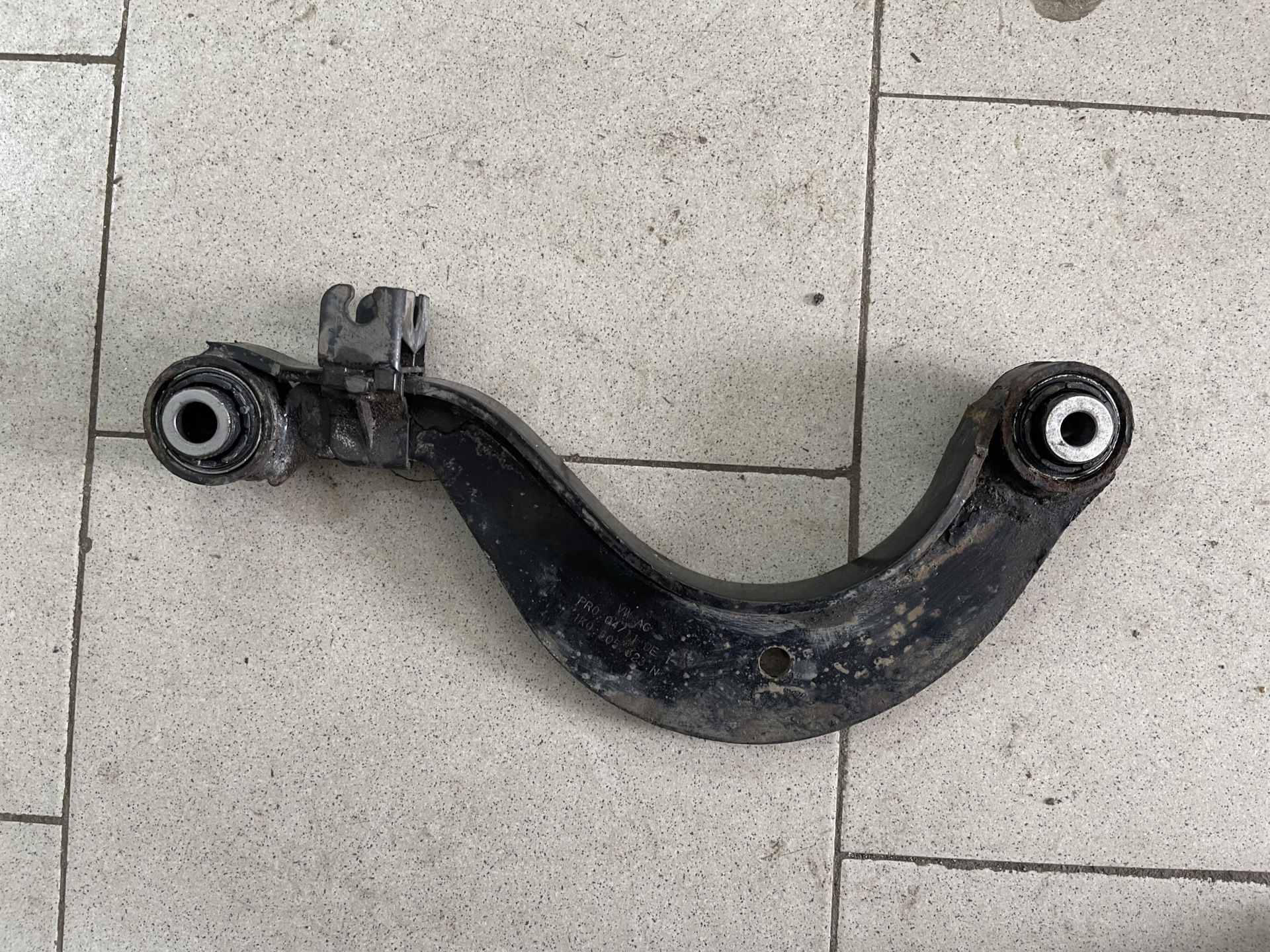 Замена задних амортизаторов и саленблоков — Volkswagen Golf Mk6, 1,4 л ...