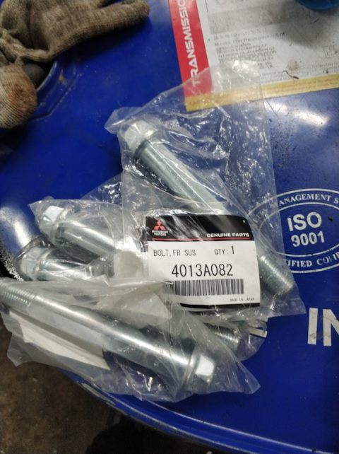 4013A082 БОЛТ НИЖНЕГО РЫЧАГА ПЕРЕДНЕЙ ПОДВЕСКИ V78W V98W Mitsubishi ...