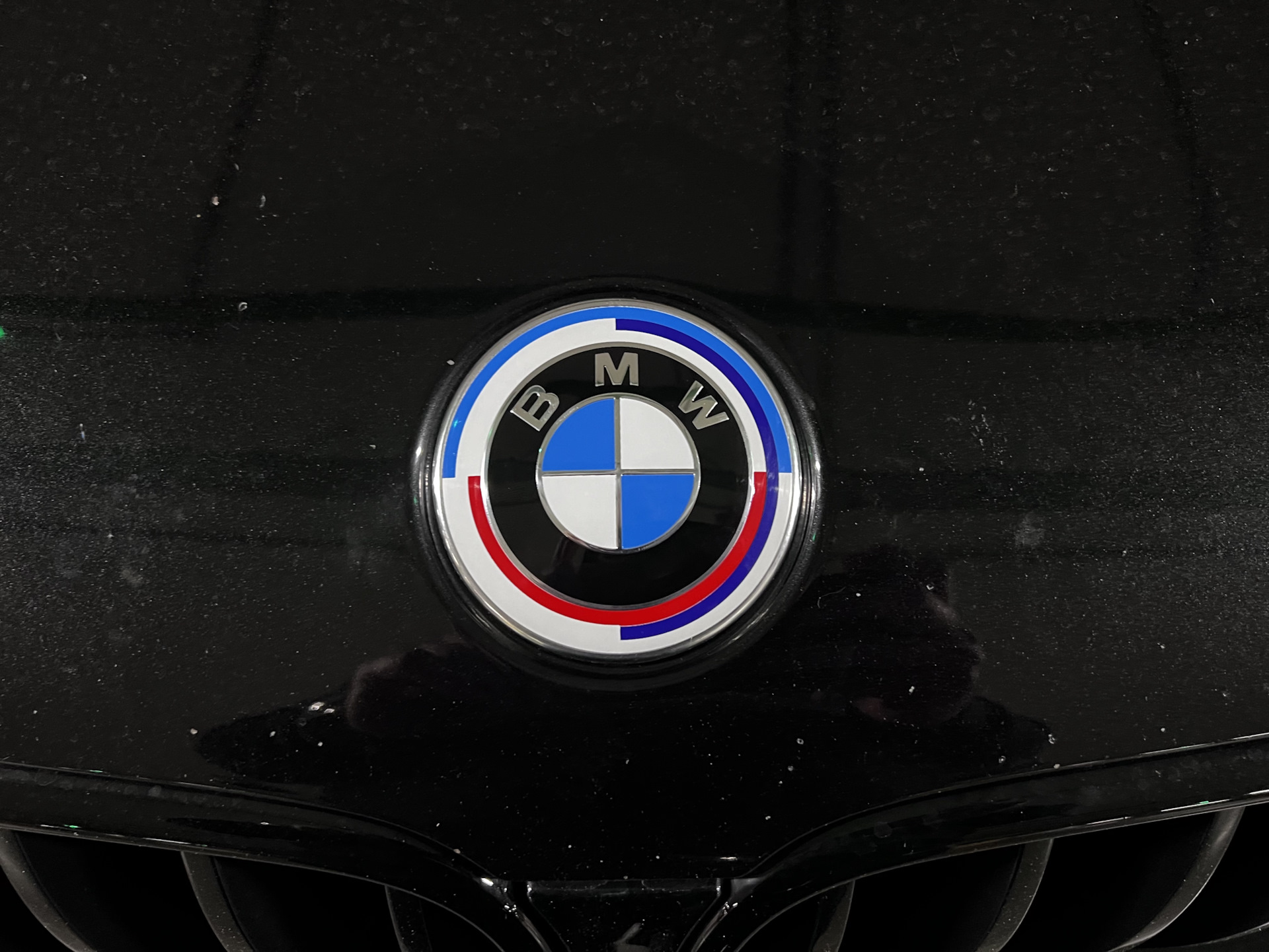Эмблемы «50 Jahre BMW M” — BMW X3 (F25), 2 л, 2015 года | стайлинг | DRIVE2