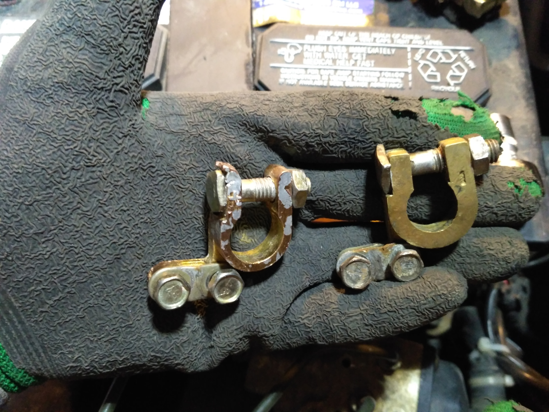 Добрался наконец до клемм аккумуляторов — Opel Monterey, 3,1 л, 1997 ...